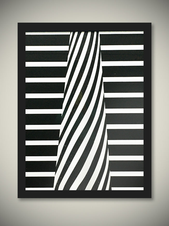 Cuadro Decorativo 'Rayas Hipnóticas' Enmarcado | 80X60 cm – Tartan & Zebra